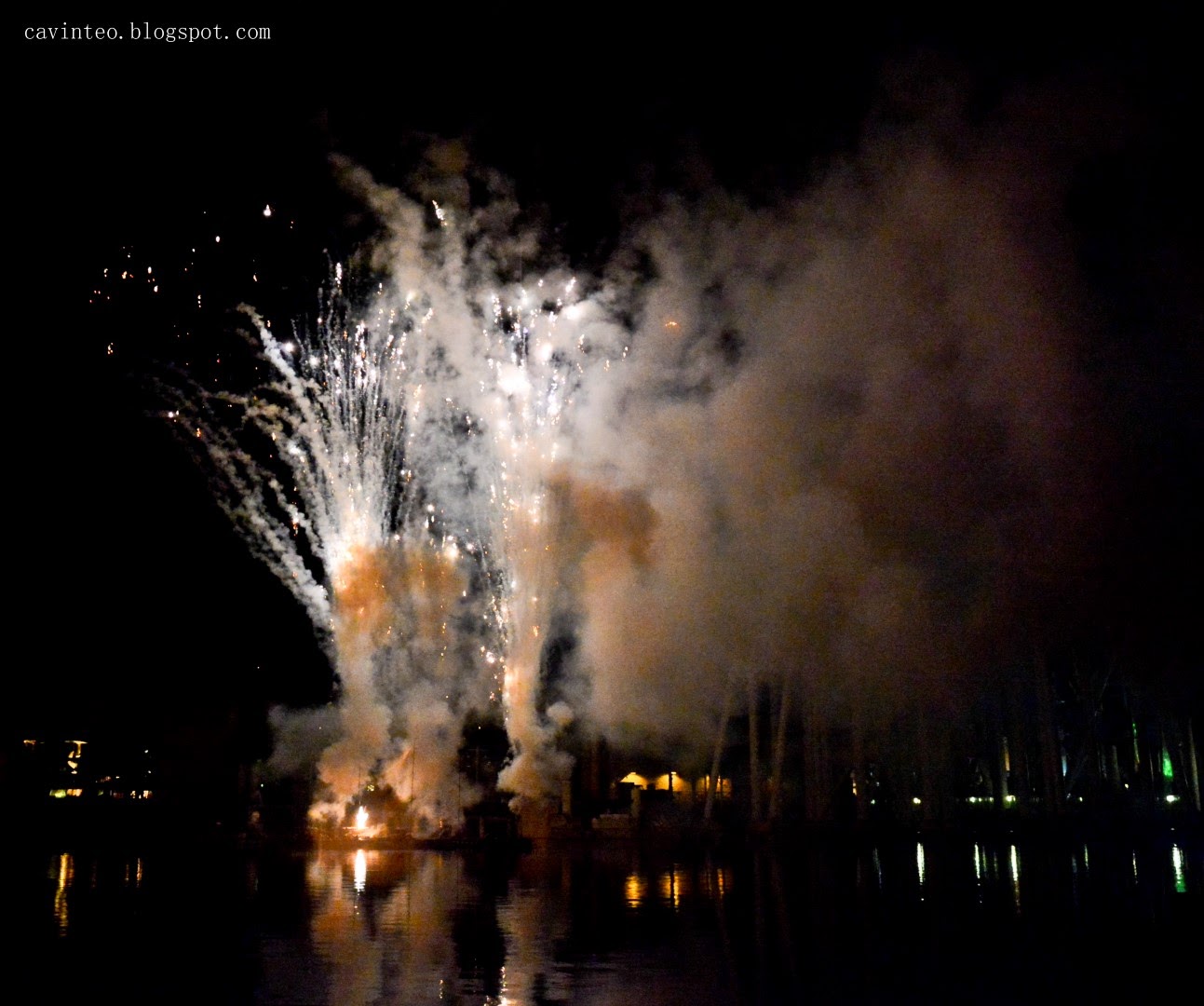 Entree Kibbles: Fireworks Show (Lake Hollywood Spectacular) @ Universal ...